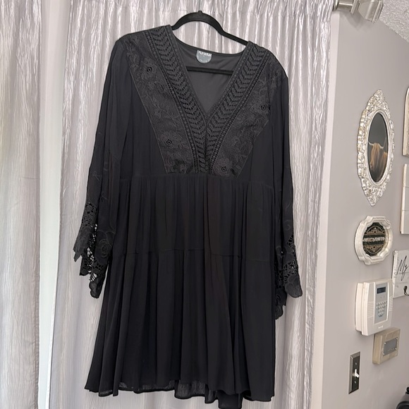 ARULA | Dresses | Beautiful Arula Black Flowy Dress With Bell Sleeves ...